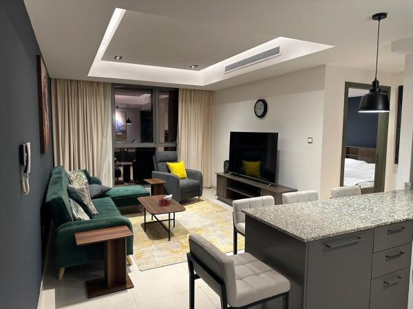 Pinnacle Row Elegance Escape - Muscat