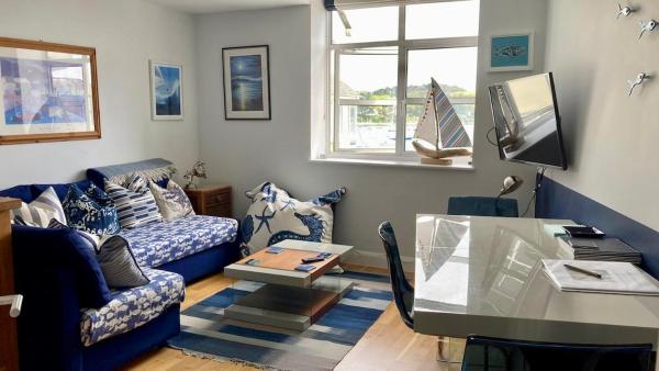 'Shorebird' Central Apartment, Sea Views & Parking - 팰머스