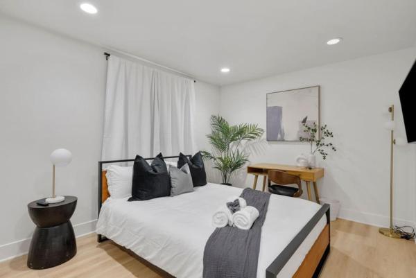 Modern Elegance- Big Group - Games - Sleeps 10 - Los Angeles, CA