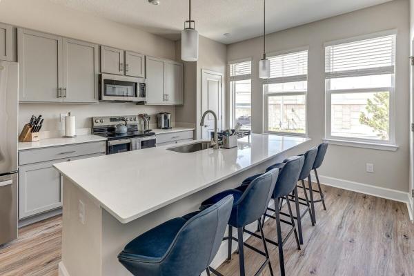 3 Bedroom 4 Bathroom House Tampa Sleeps 10 Private Garage Near Stadium - Tampa, FL