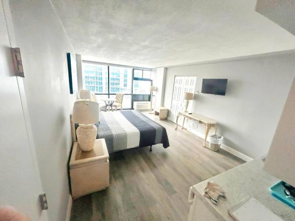 King Deluxe Oceanview W/tiki Bar-pool, Kitchenette - Daytona Beach Shores, FL