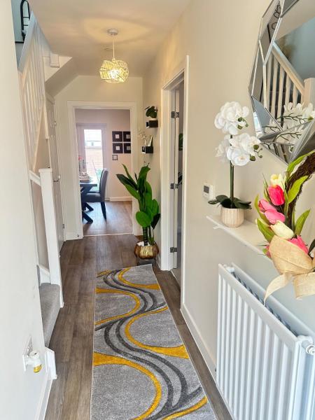 Luxury Four Bedroom House - Wolverhampton
