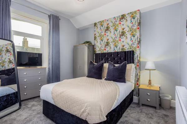 Room 2, 23 Deganwy Avenue - Conwy