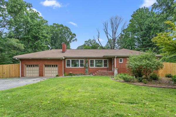 Charming 4-bedroom Retreat House - Randleman Lake, NC