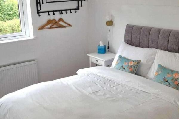 2 Bed Cottage-sleeps 4-garden-parking - County Donegal