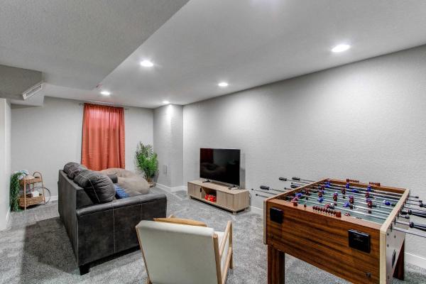 Lovely Family Home In Northglenn With Fenced Yard And Bonus Room - Brighton, CO