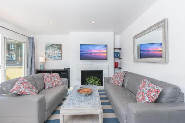 Updated 2br W Ac, Large Patio, & Grill - One Block To Sand By Beachview Rentals - Newport Beach, CA
