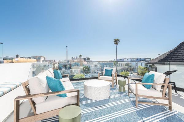 Luxury 3br W Rooftop Deck, Grill, & Ac - Steps From Sand By Beachview Rentals - Newport Beach, CA