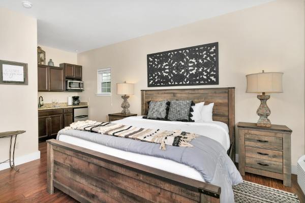 Main Street Retreat #8 - King Bed, On Main St, Shared Hot Tub & Pool - Fredericksburg, TX