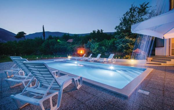 Spacious Apartment With Swimming Pool - Split