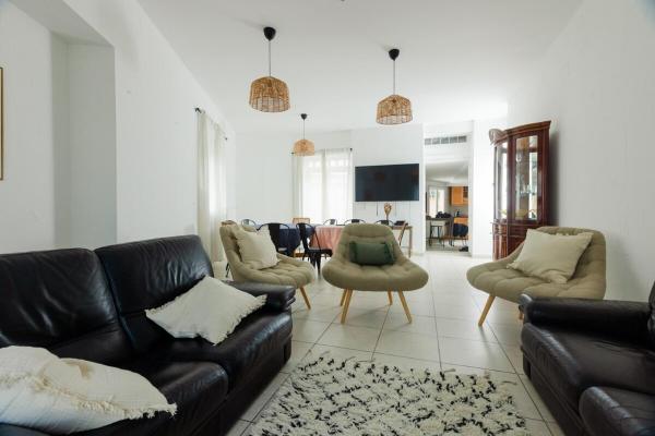 Maison Yasmyn - Bron