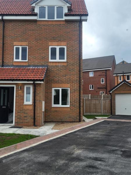 Modern 3-bed House In Rotherham, Wifi, Garden & Free Parking - Sheffield