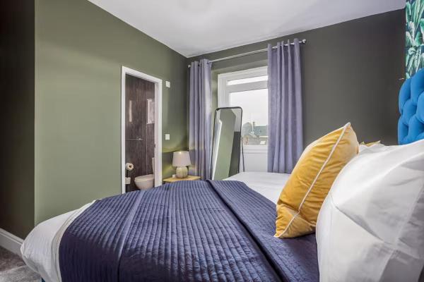 Room 4, 23 Deganwy Avenue - Conwy