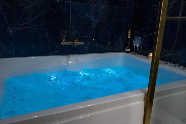 Velvet Room - 2 Prs - Love Room - Jacuzzi - ibis Beauvais Aéroport