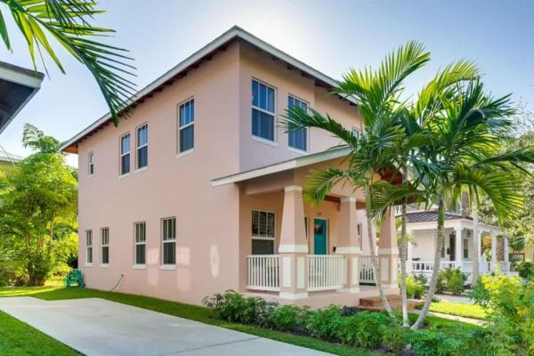 The Pink House - Bask In Style Steps From The Convention Center - West Palm Beach, FL