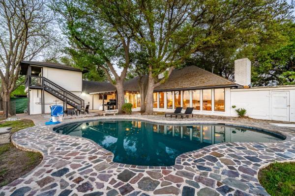 Lakefront Luxe 5br 2bath Home With Pool & Hot Tub - Garland, TX