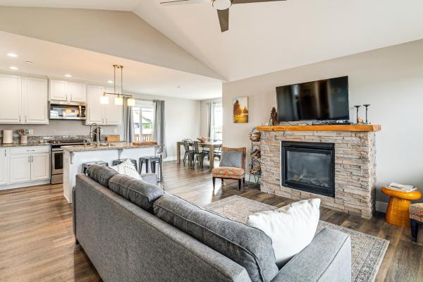 Hot Tub Modern Ocean Shores Home, 2 Mi To Beach! - Ocean Shores, WA