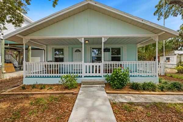 The Blue Dolphin Inn - Cedar Key, FL