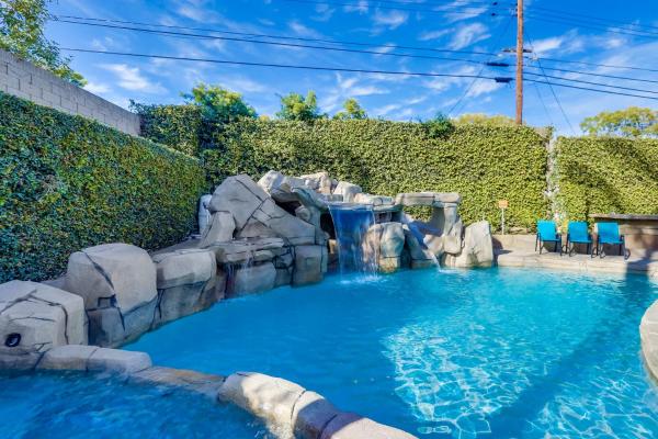 Beautiful Backyard Oasis 5 Bedroom 3 Bathroom Home - Anaheim, CA