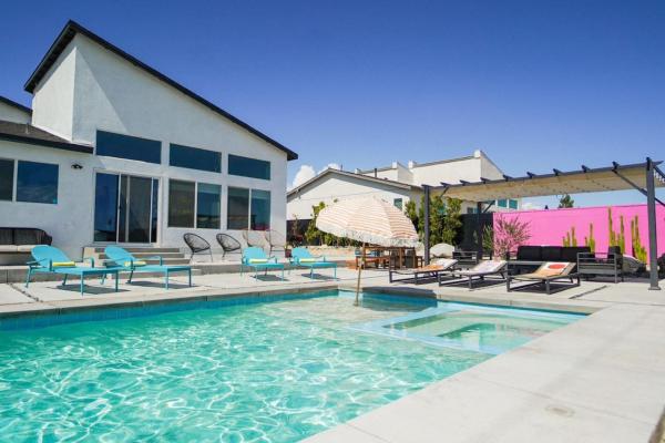 Sunray House Modern Getaway Pool Spa Tesla Charger - Desert Hot Springs, CA