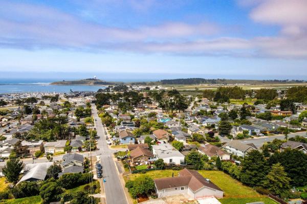Harborlight House Coastal Comfort With Filtered Ocean Views Walk To Harbor - Half Moon Bay, CA