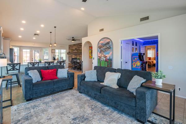 4br - Arcades, Putting Green, Fire Pit, Themed Rooms - Glendale, AZ