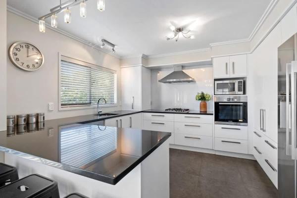 Seven By The Sea - Stylish Apartment Near Port - New Plymouth