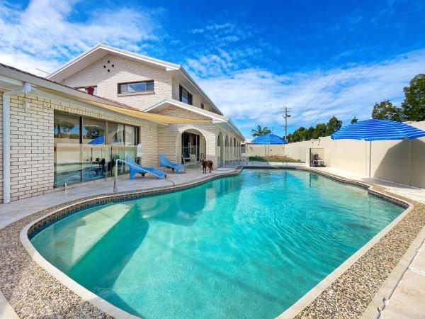 Bribie Beach House With Pool - Walk To Surf & Shops - Brisbane