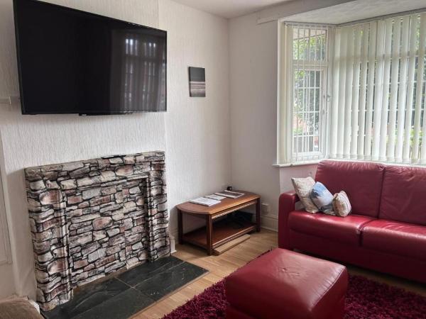 Entire 2-bedroom House Dudley - Wolverhampton