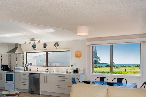 Brighton Family Bach - Sea Views - Waihi Beach