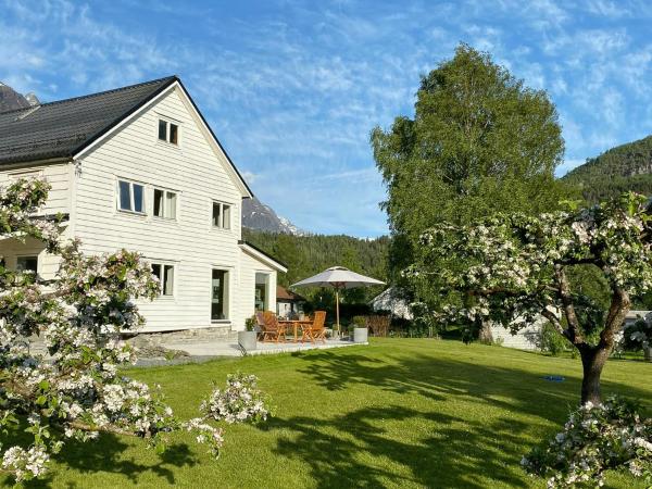 Charming House In Loen, In The Heart Of Nordfjord - Loen