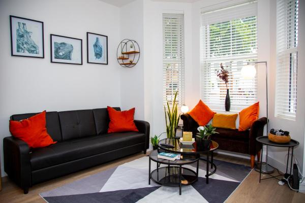 Smartstay, Fast Wifi And Workspace, 3 Beds, Central, Private Parking, By Airport - Godalming