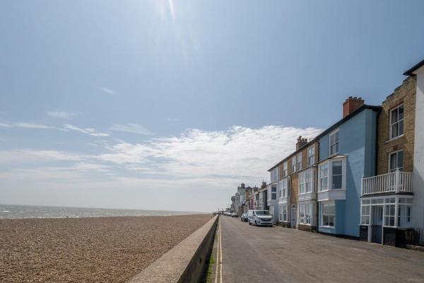 Shore View, Aldeburgh - A Lovely Seafront House On Famous Crag Path With Uninterrupted Beach Views - Aldeburgh Coastal Cottages - Aldeburgh