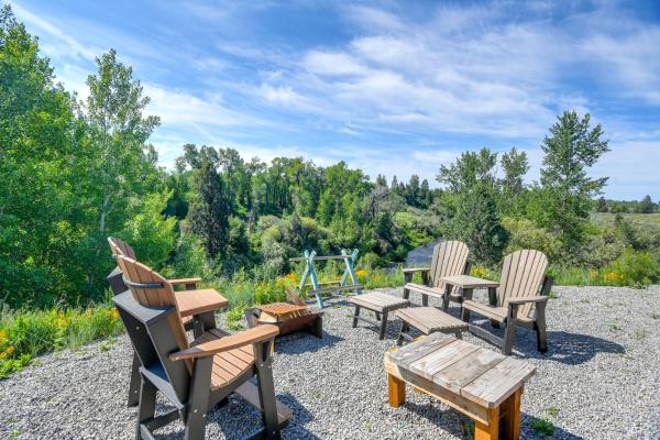 Teton Mtn Views Peaceful Riverfront Cabin! - Ashton, ID