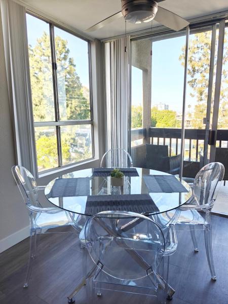 Skyline Escape 1-bedroom With Balcony And Roof-top Pool - Culver City, CA