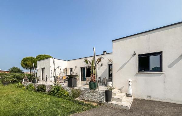 Beautiful Home In Saint-césaire-de-gauzi With Wifi - Alès
