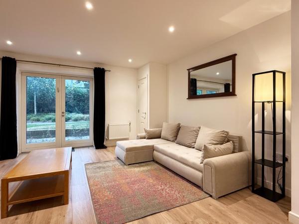 Laura's Modern 1 Bed Apartment In Wimbledon - Surbiton