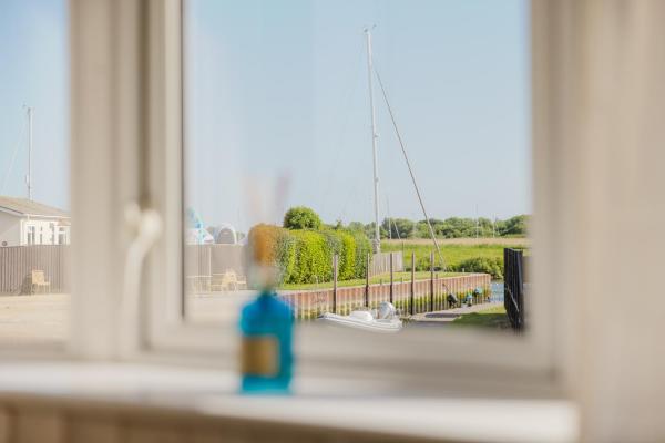 Restful Riverside Retreat - Mudeford