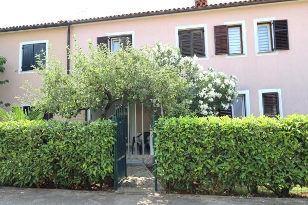 Ana House With Apartments - Umag