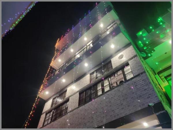 Hotel R-a-m-a-s-i-s-h K-u-t-i-r Near Kashi Vishwanath Temple - Offers Air Conditioned Rooms With Wifi -Best Hotel In Varanasi - Varanasi