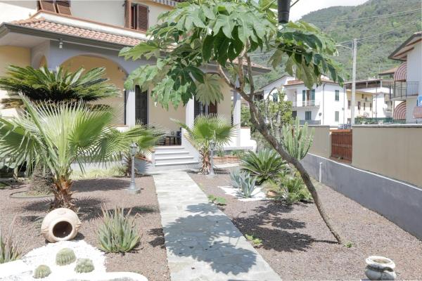 Spazioso Appartamento Con Giardino A Parcheggio Gratuito - Massa