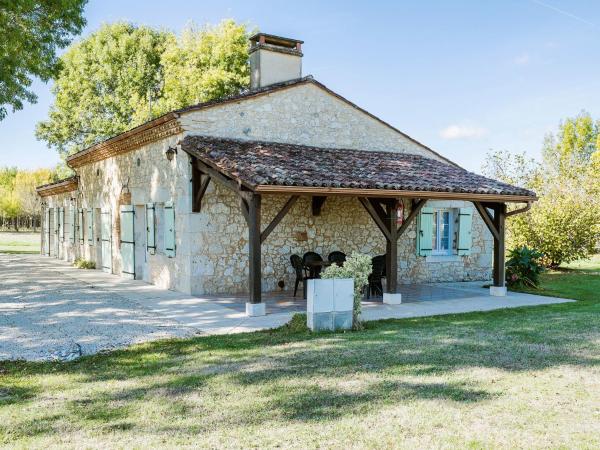 Spacious Holiday Home In Saint-nexans With Terrace - Périgord