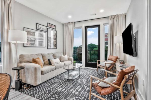 Penthouse City View Flat Modern Design With Balcony - Nashville, IN