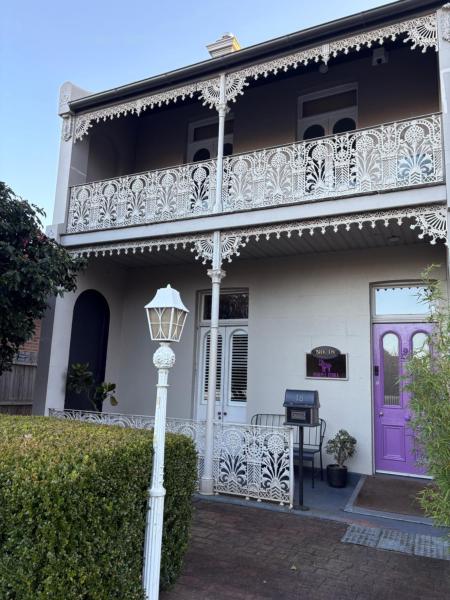 Purple Zebra Bowral - 모스 베일