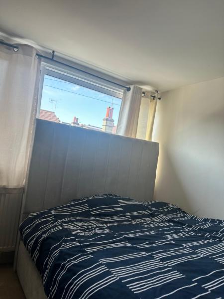 Guest Room In Shared House - Watford - St Albans