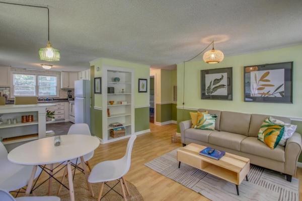 Mid-century Wilmington Cottage - Wilmington, NC