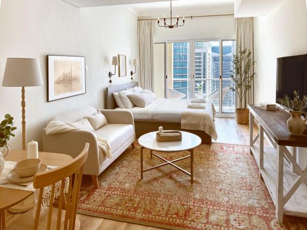 Stylish Lakefront Studio With King Bed And Balcony - United Arab Emirates