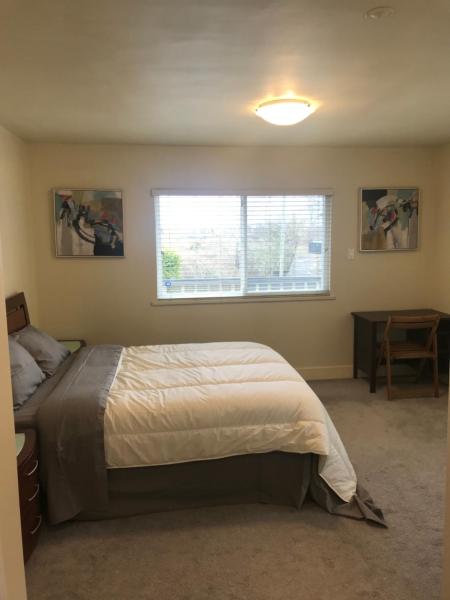 Spacious And Bright Bedroom With Private Bathroom - Vancouver