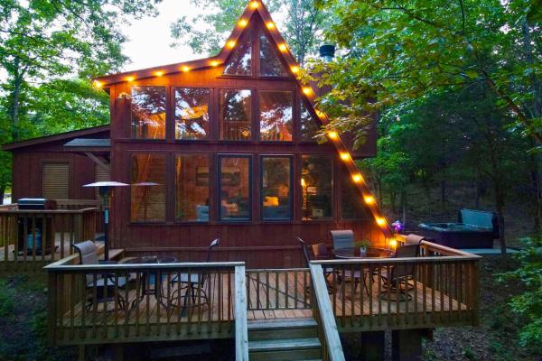 Hot Tub And Barrel Sauna! Lakefront Innsbrook Chalet - Innsbrook, MO