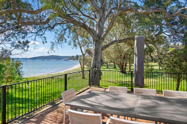 Bayview Cottage Waterfront Soldiers Point - Lemon Tree Passage
